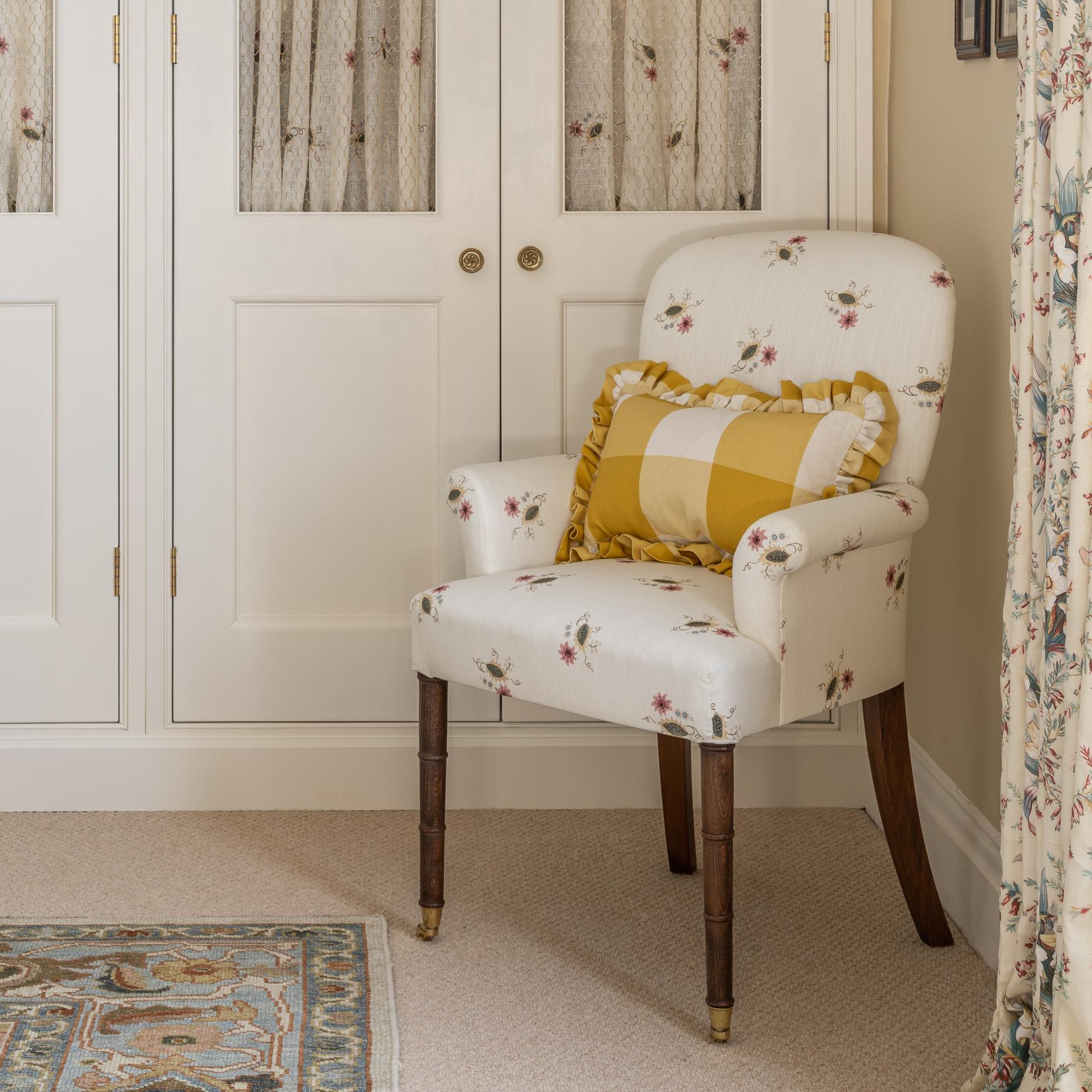 Salvesen Graham Dressing Table Chair: Handcrafted Elegance